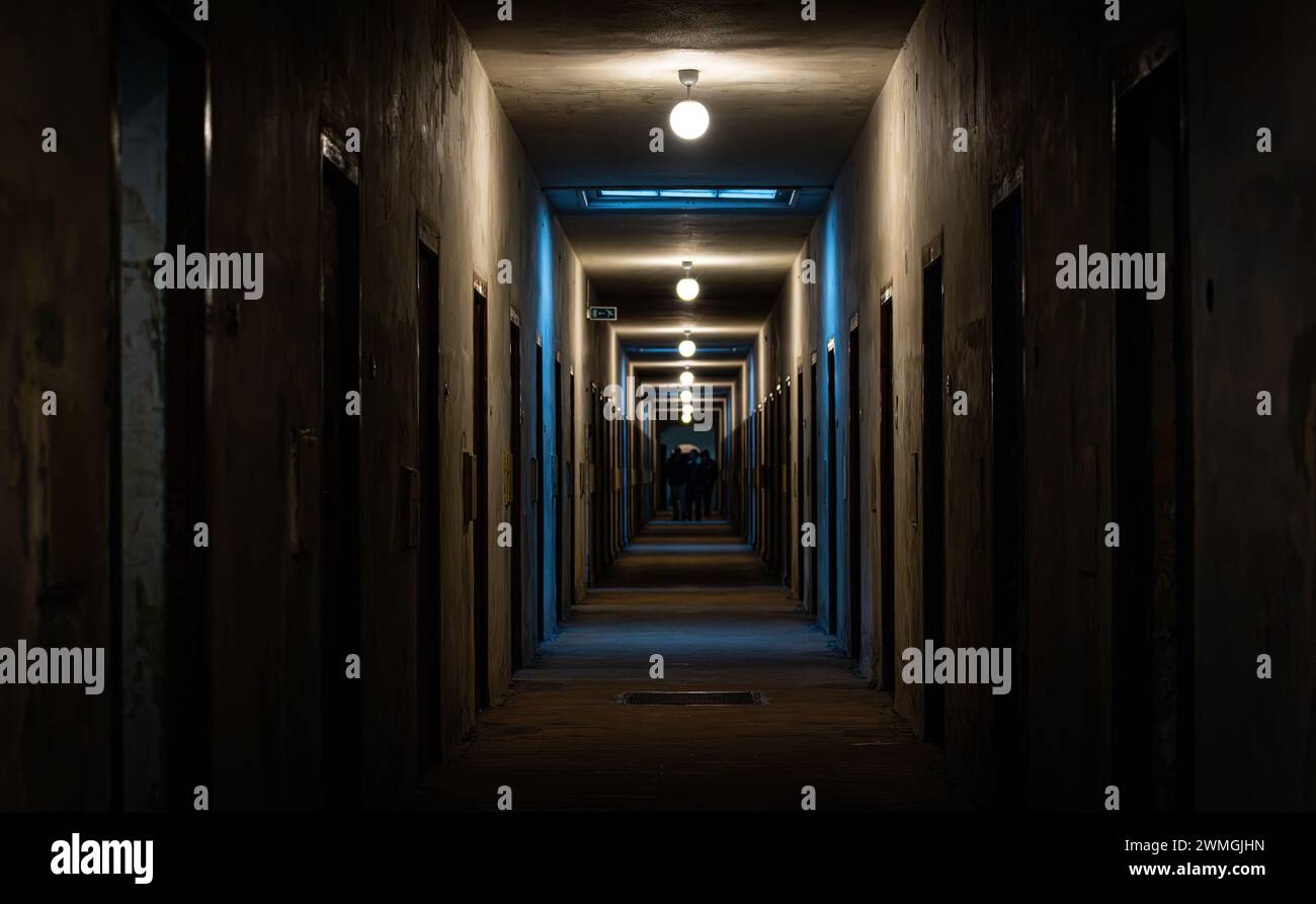 Der lange Gang des Lagergefängnis des ehemaligen Konzentrationslager ...