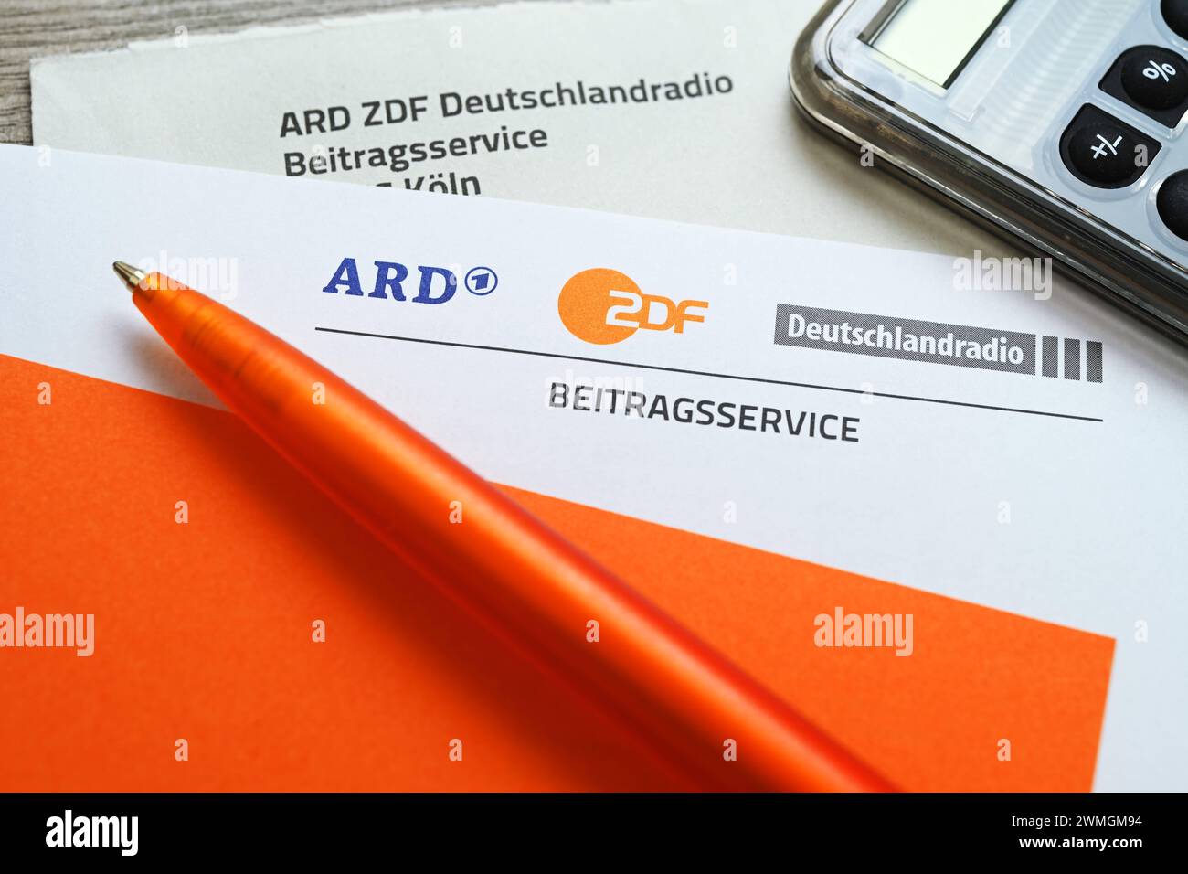 Brief des ARD ZDF Deutschlandradio Beitragsservice mit Taschenrechner ...
