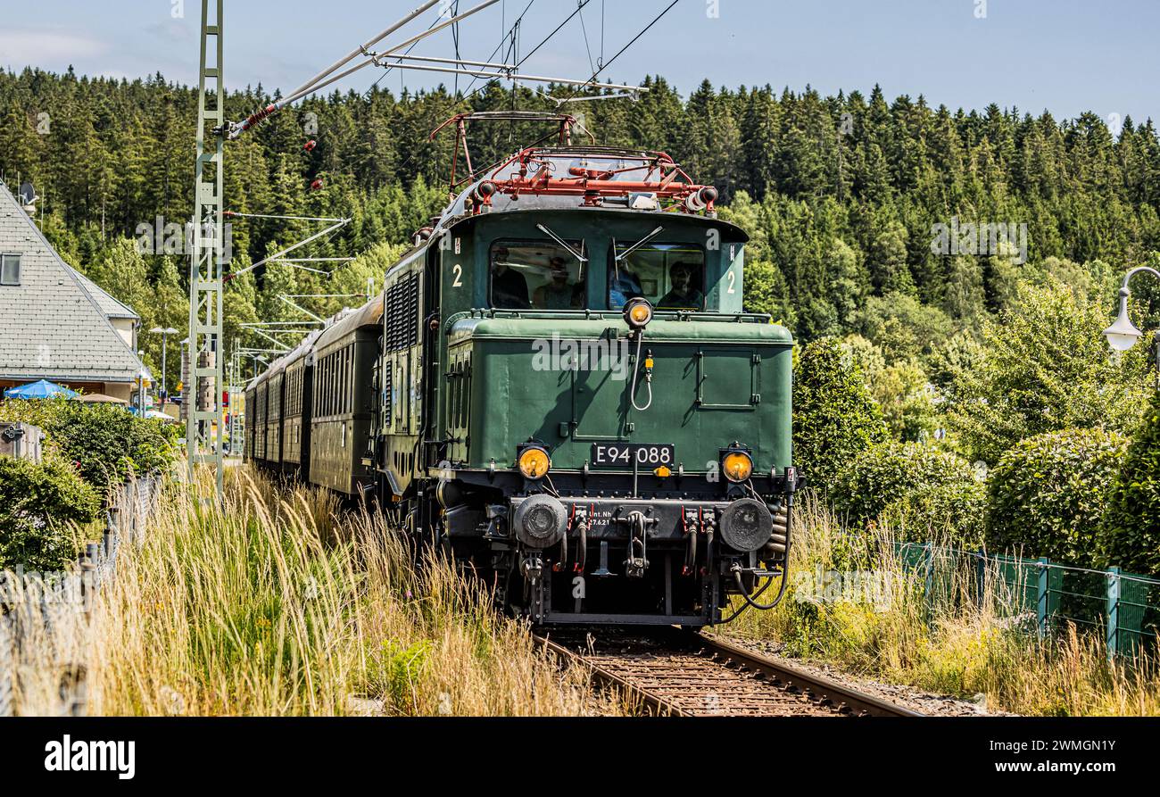 Eine Güterzugelektrolokomotive E94 088 der Dreiseenbahn ist unterwegs vom Bahnhof Schluchsee zum ...