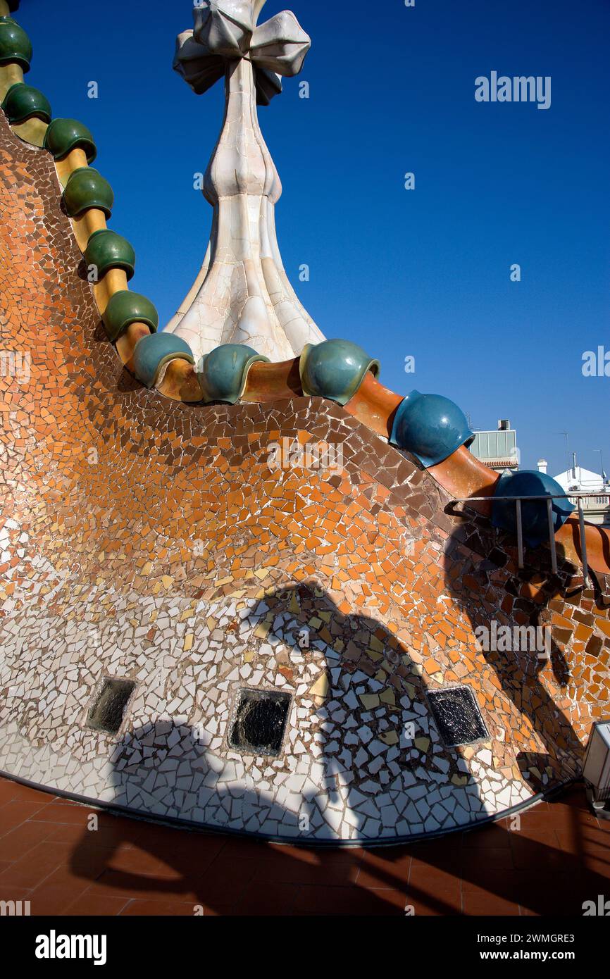 The colorful mosaic patterns on the roof of Casa Batllo in Barcelona ...