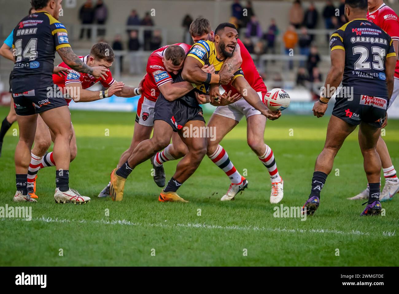 Salford players Brad Singleton and Jack Ormondroyd tackle castleford ...