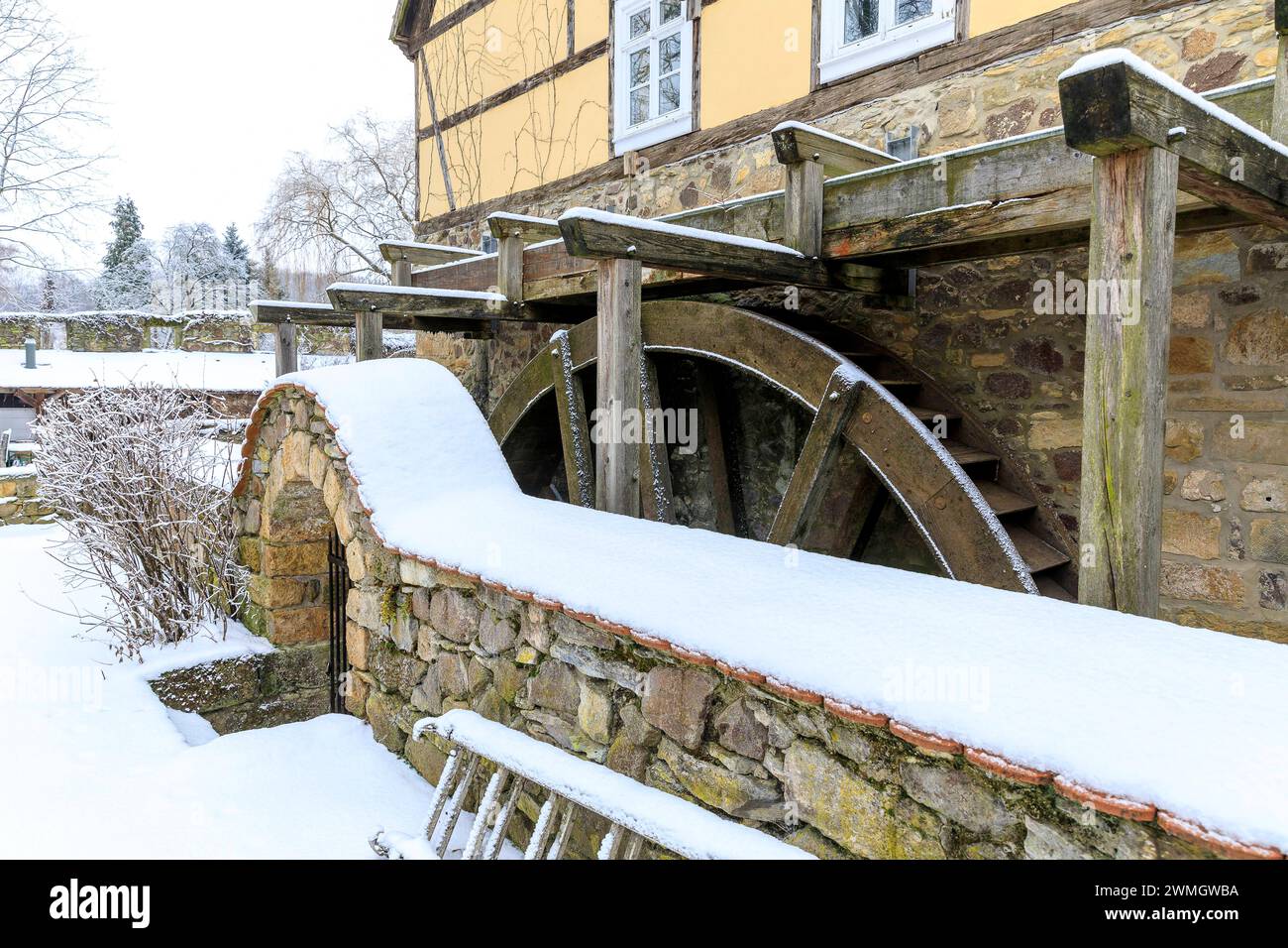 Gerinne und oberschlächtiges Wasserrad der Zschonermühle im Schnee ...