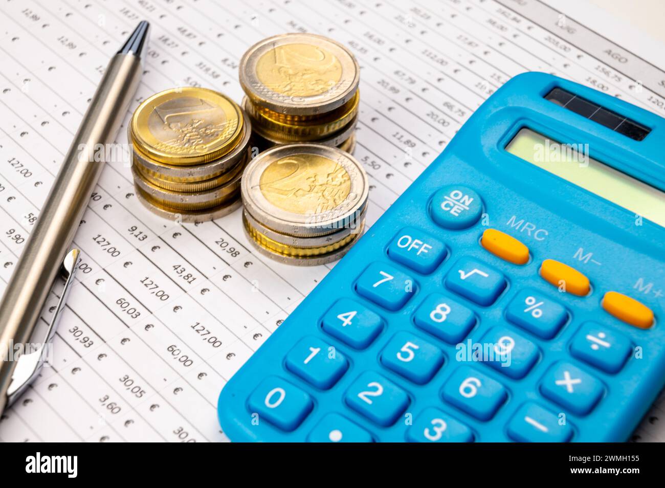 Table with indication of amounts in Euro, calculator and money. Budgets ...