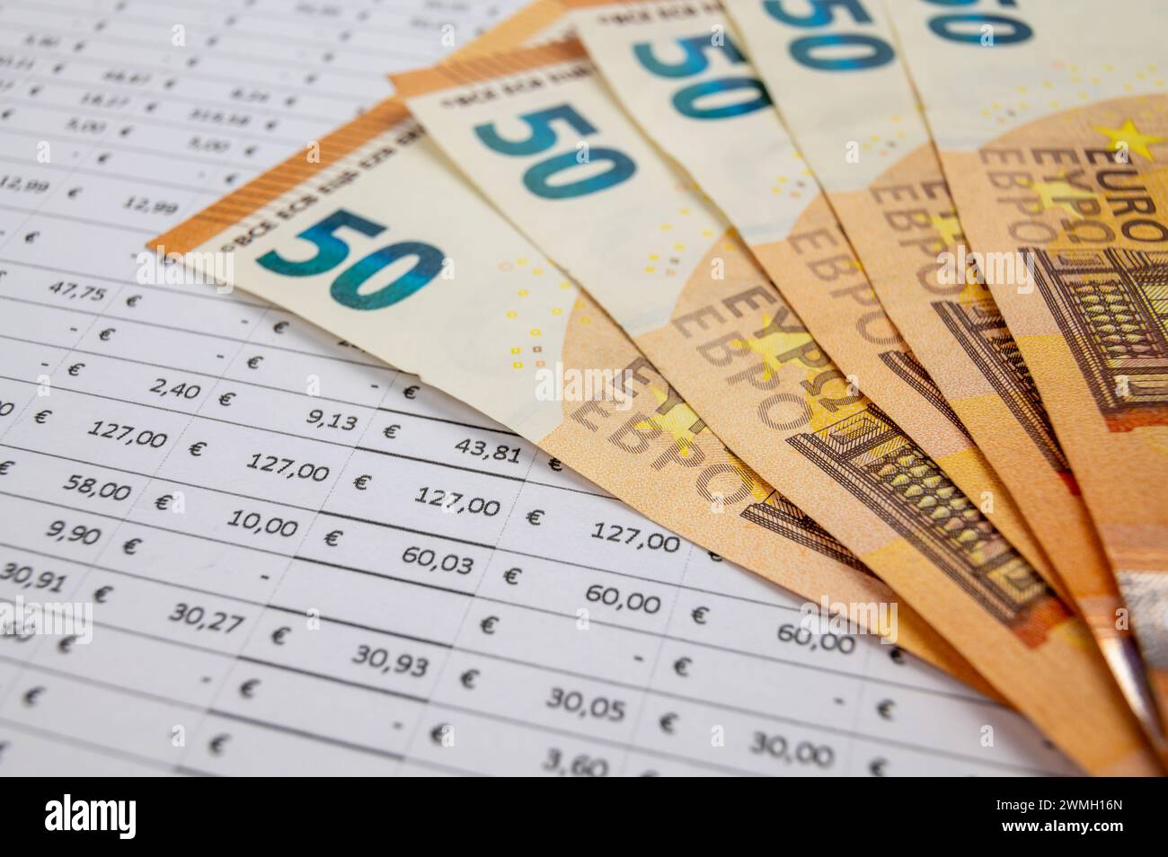 Table with indication of amounts in Euro, calculator and money. Budgets ...
