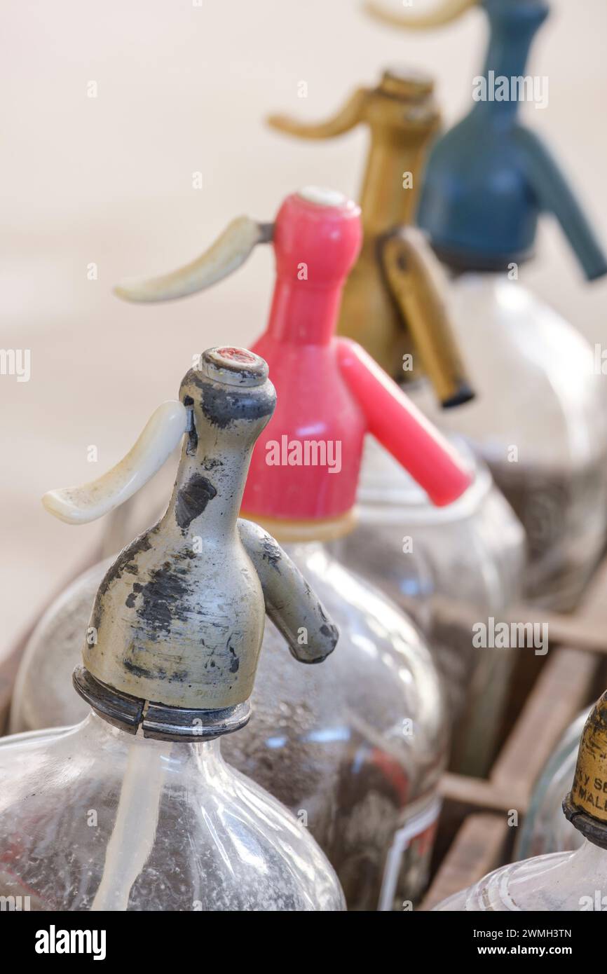 Old pressure siphon box hi-res stock photography and images - Alamy