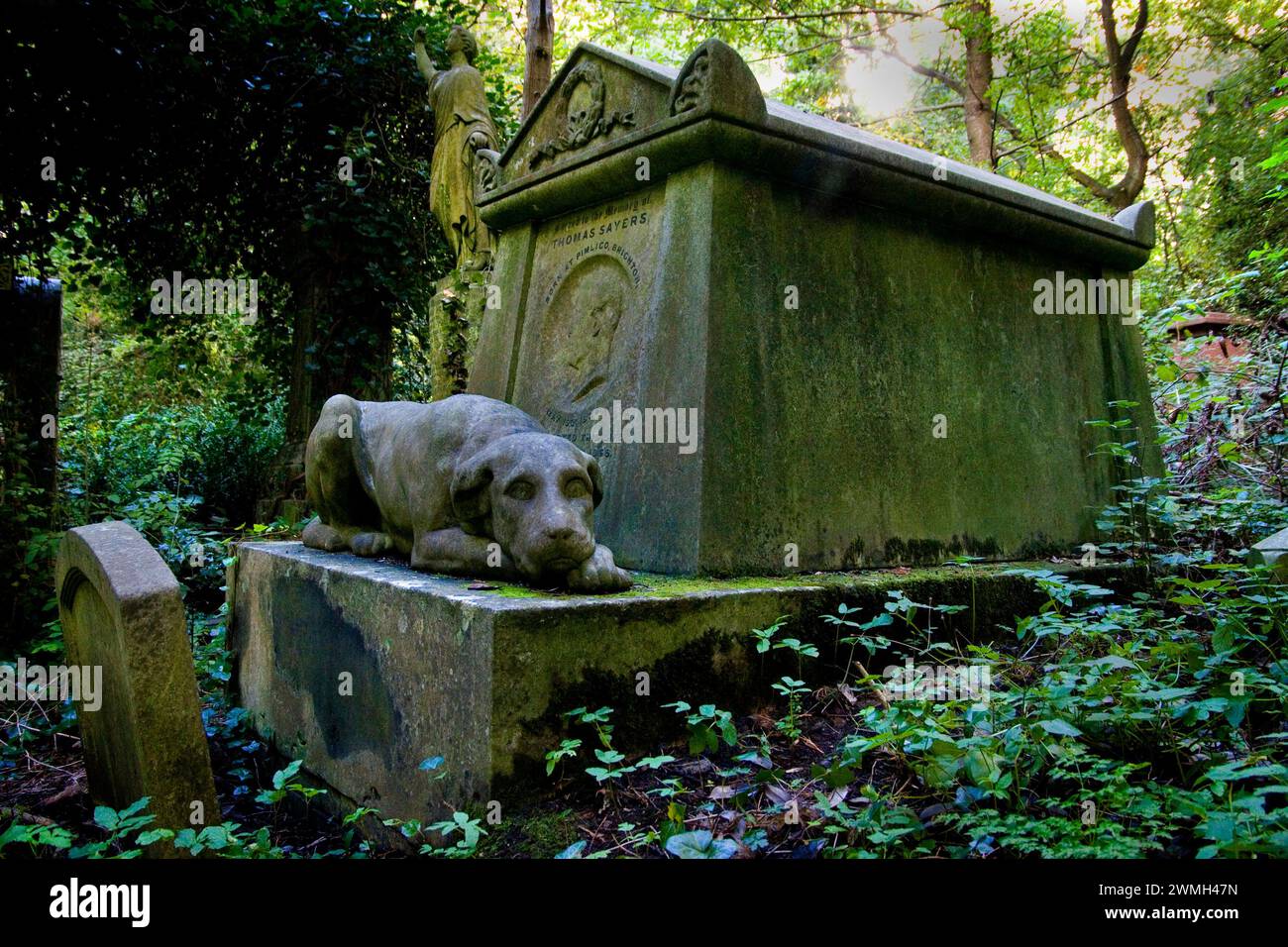 Thomas Sayers tomb with dog, Highgate Cemetery London Stock Photo - Alamy
