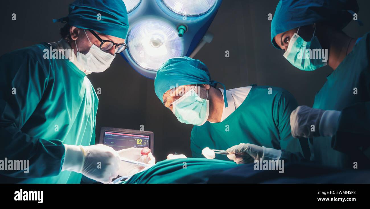 Team doctors performing surgery in hi-res stock photography and images ...
