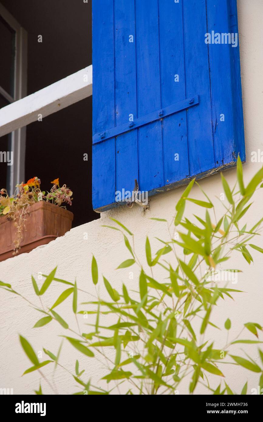 Open window home exterior view hi-res stock photography and images - Alamy