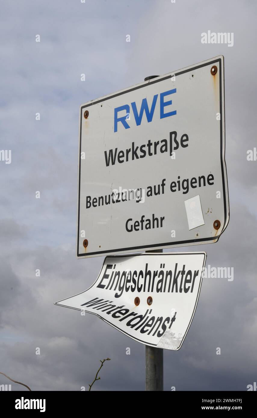 Verbeultes Hinweistafel: RWE Werkgelaende am Tagebau Hambach.. Foto ...