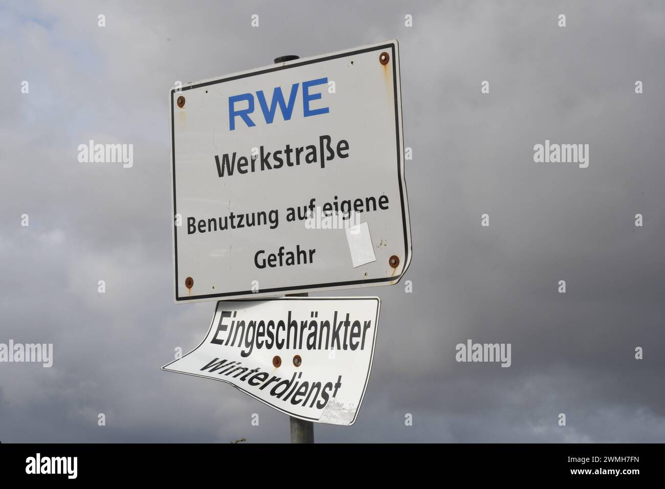 Verbeultes Hinweistafel: RWE Werkgelaende am Tagebau Hambach.. Foto ...