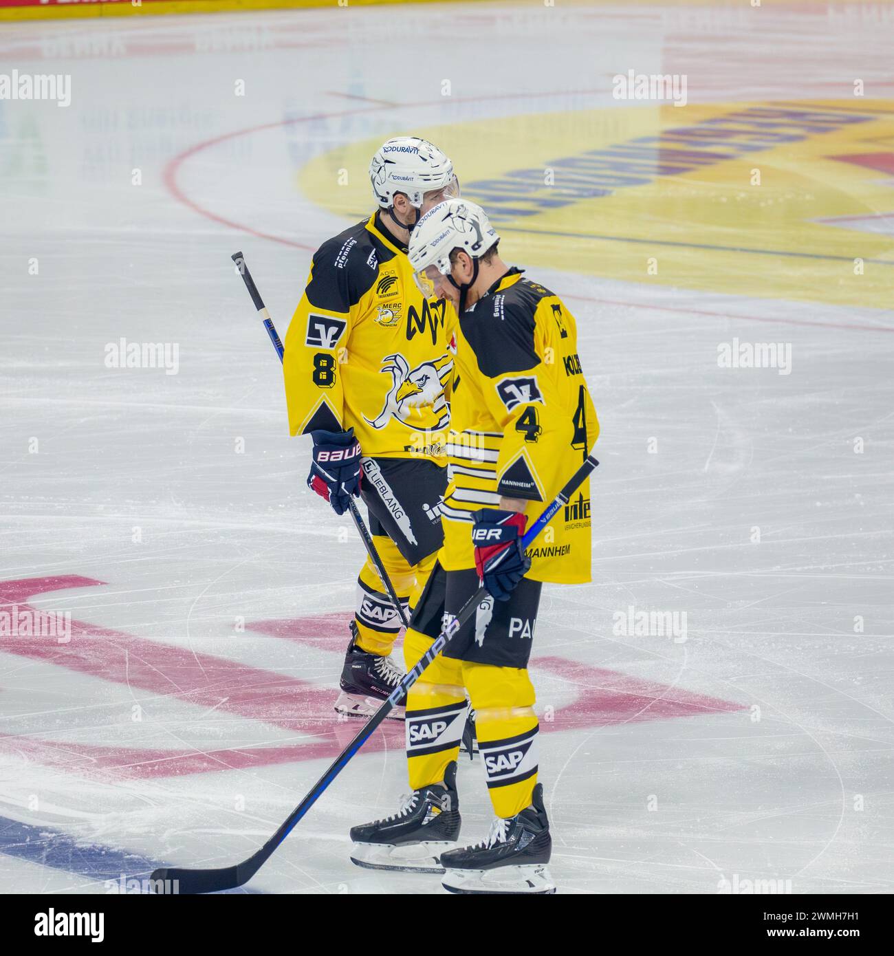 Korbinian Holzer (4, Adler Mannheim) und Jordan Murray (8, Adler ...