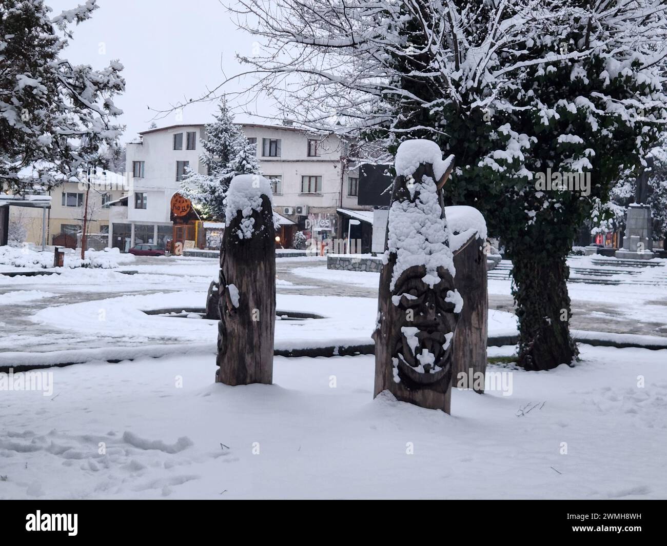 Statues snow hi-res stock photography and images - Alamy