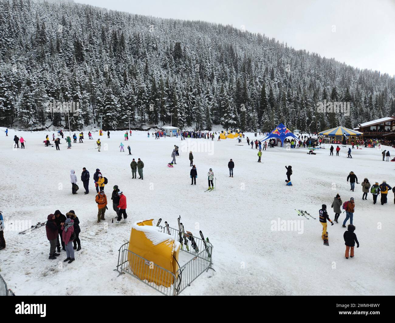 Crowded ski slope hi-res stock photography and images - Alamy