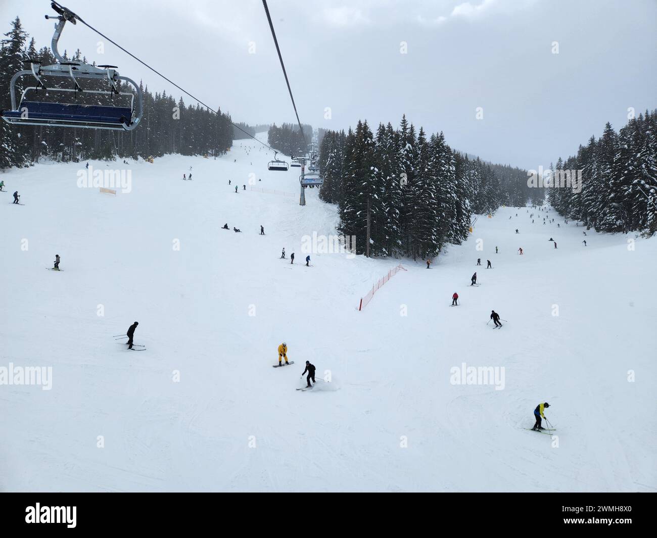 Crowded ski slope hi-res stock photography and images - Alamy