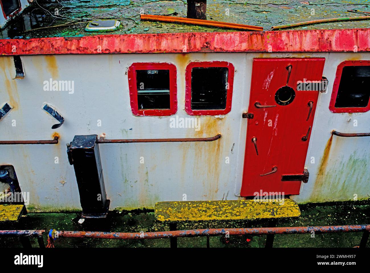 Run down boat hi-res stock photography and images - Alamy