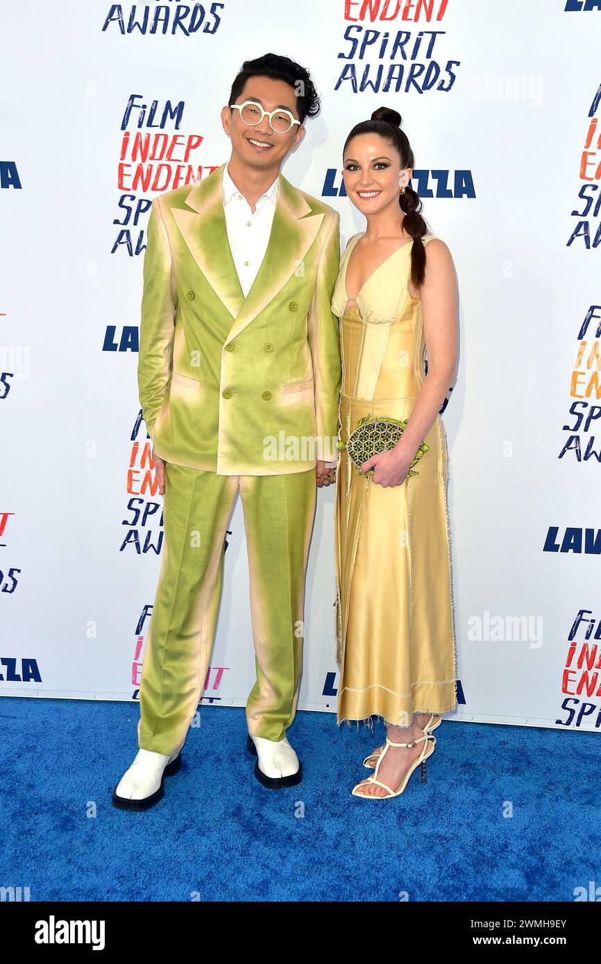 Lee Sung Jin und Caitlin Lee bei der 39. Verleihung der Film Independent Spirit Awards 2024 am ...