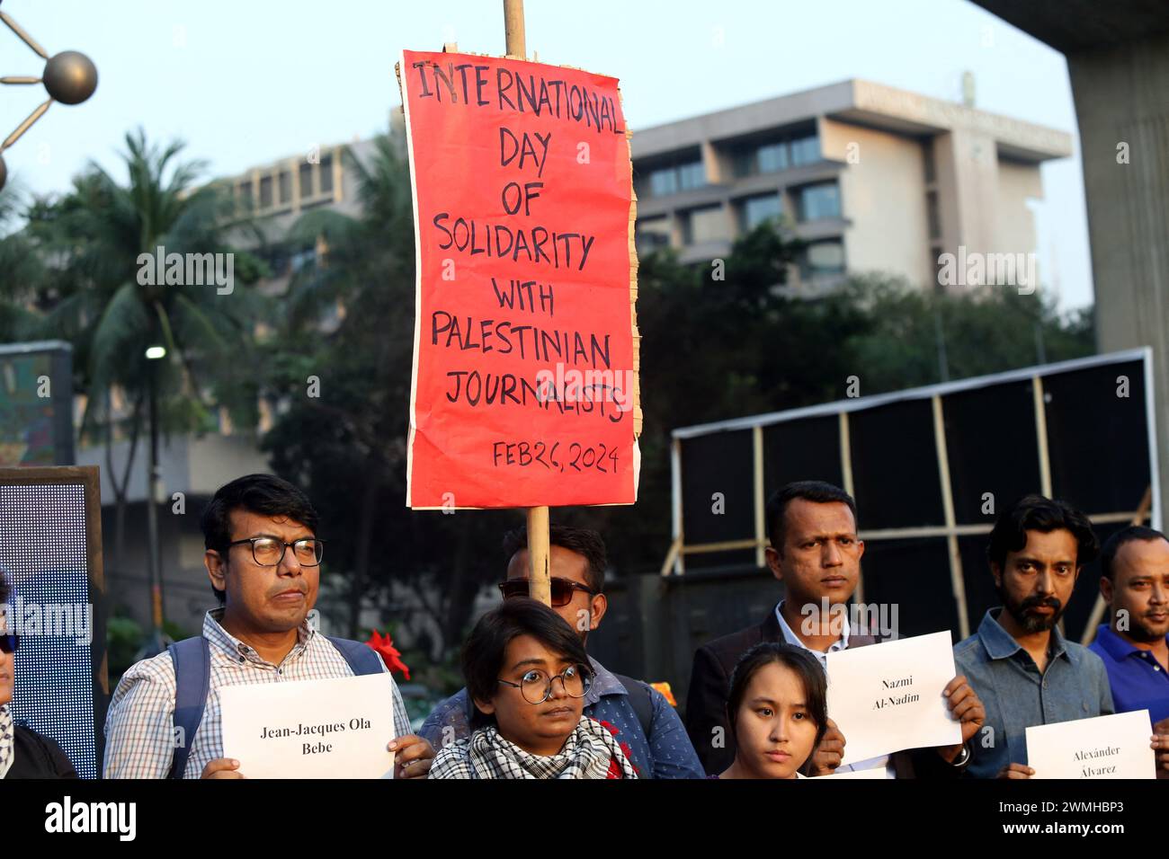 Dhaka, Bangladesh. 26th Feb, 2024. Bangladesh journalists hold placards ...