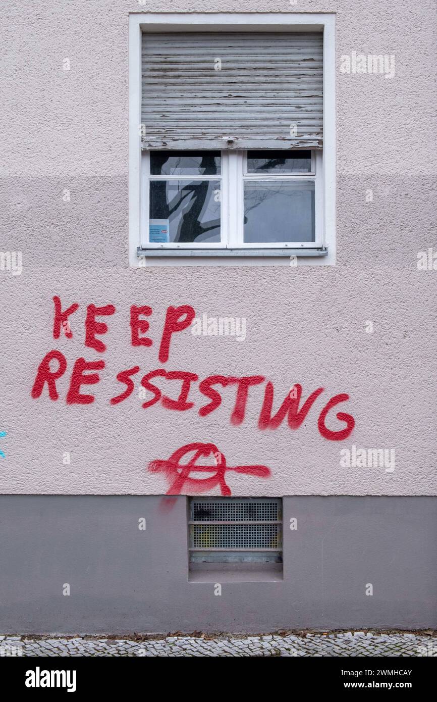 KEEP RESISTING - Schriftzug an einer Hauswand in Berlin-Prenzlauer Berg ...