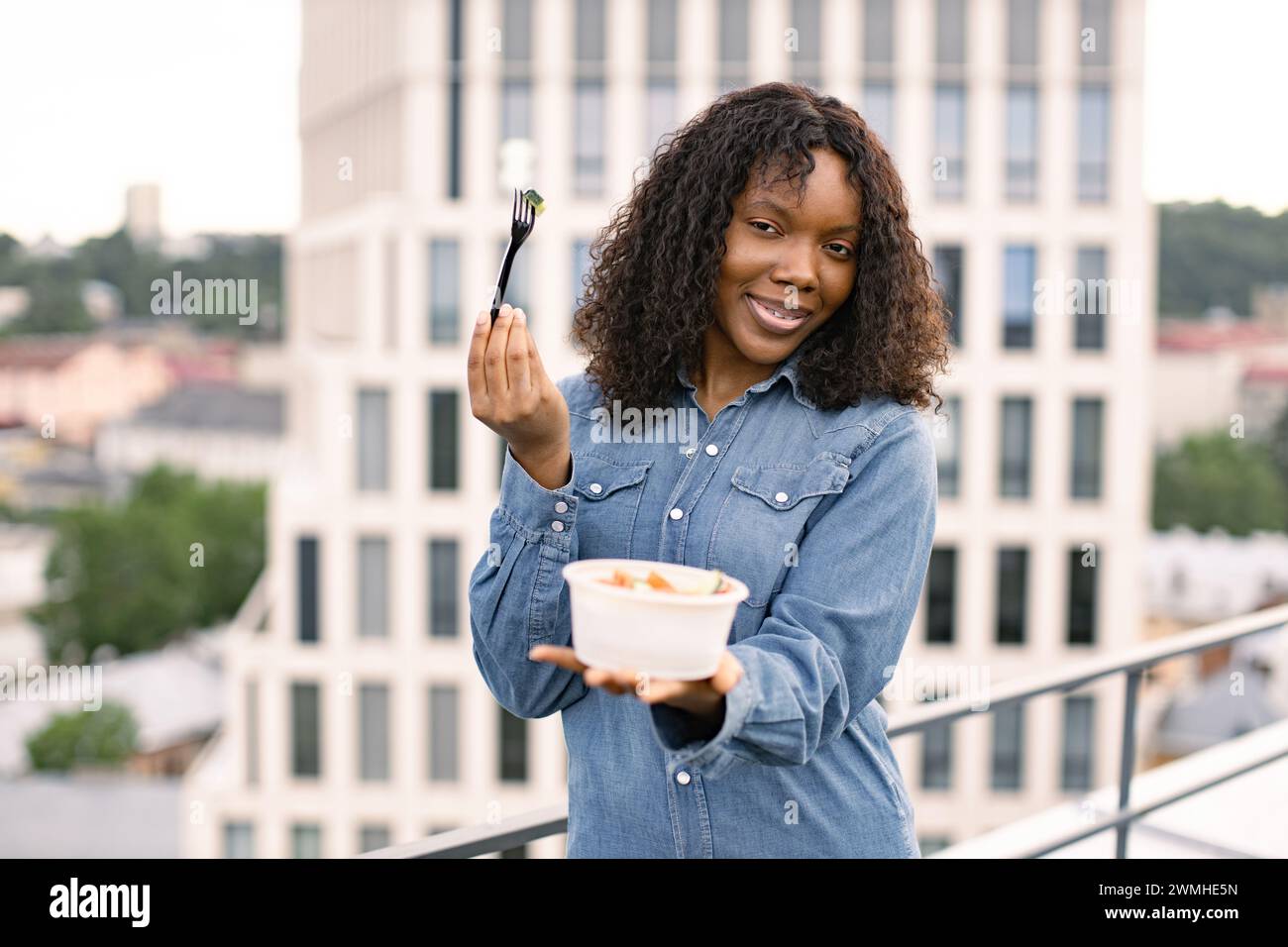 African woman, eating healthy lunch outdoor Stock Photo - Alamy