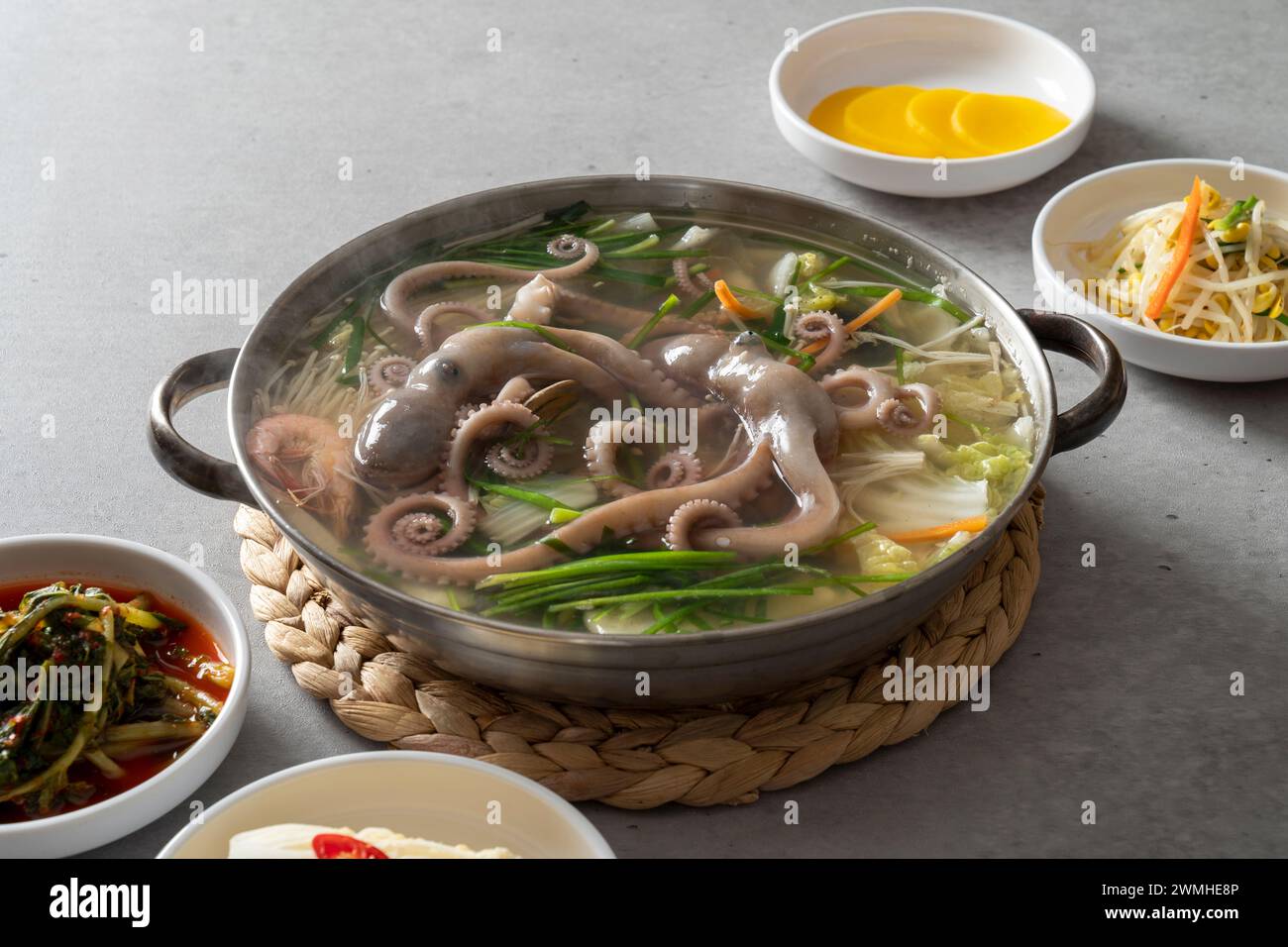 Yeonpotang, raw octopus, stir-fried iron plate, stir-fried raw octopus ...