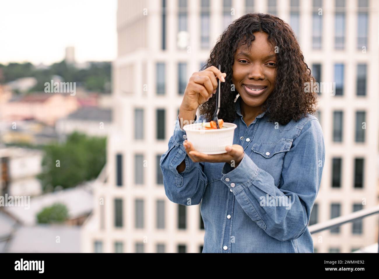 African woman, eating healthy lunch outdoor Stock Photo - Alamy