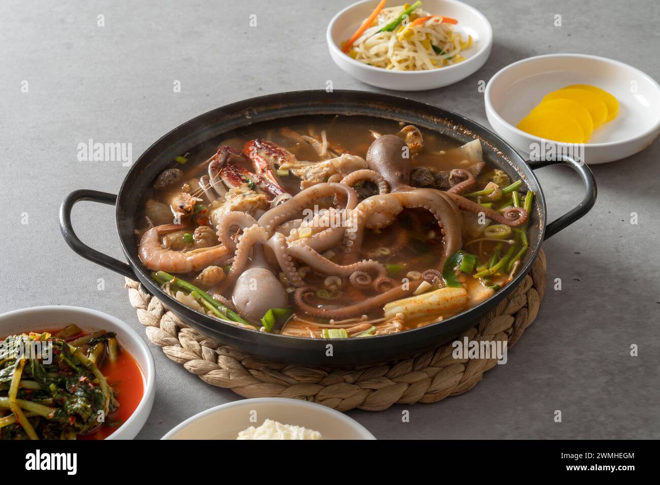 Yeonpotang, raw octopus, stir-fried iron plate, stir-fried raw octopus ...