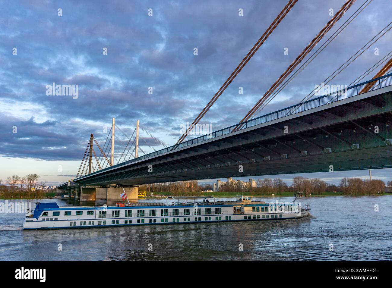 Swiss Ruby, river cruise ship under the A40 bridge Neuenkamp, pillars ...