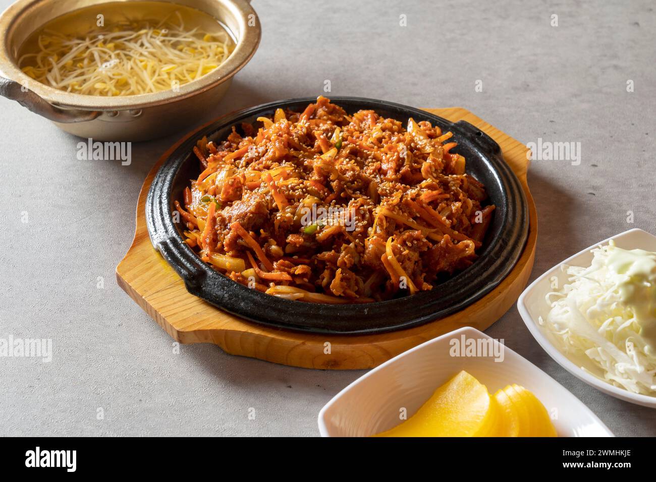 Spicy chicken feet, pork, stir-fried pork bones, chicken feet, grilled ...