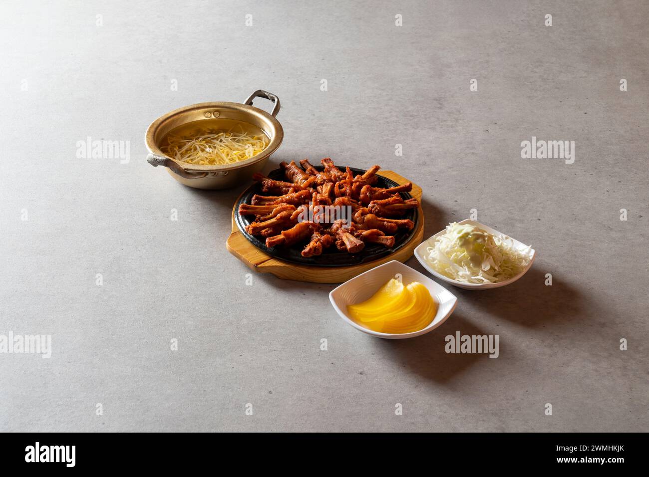 Spicy chicken feet, pork, stir-fried pork bones, chicken feet, grilled ...