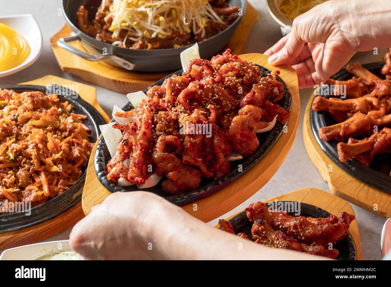 Spicy chicken feet, pork, stir-fried pork bones, chicken feet, grilled ...