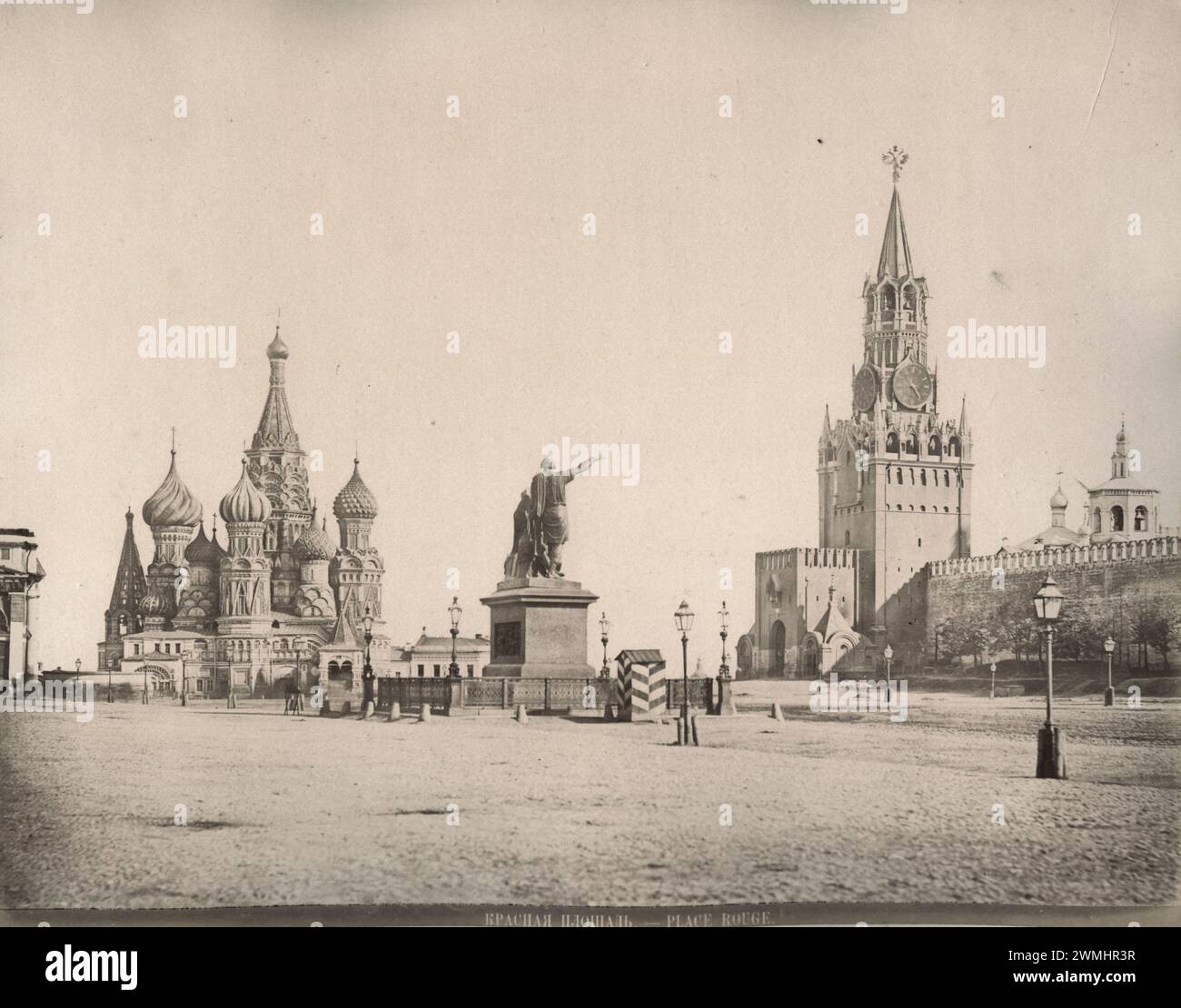 Lenin statue red square hi-res stock photography and images - Alamy