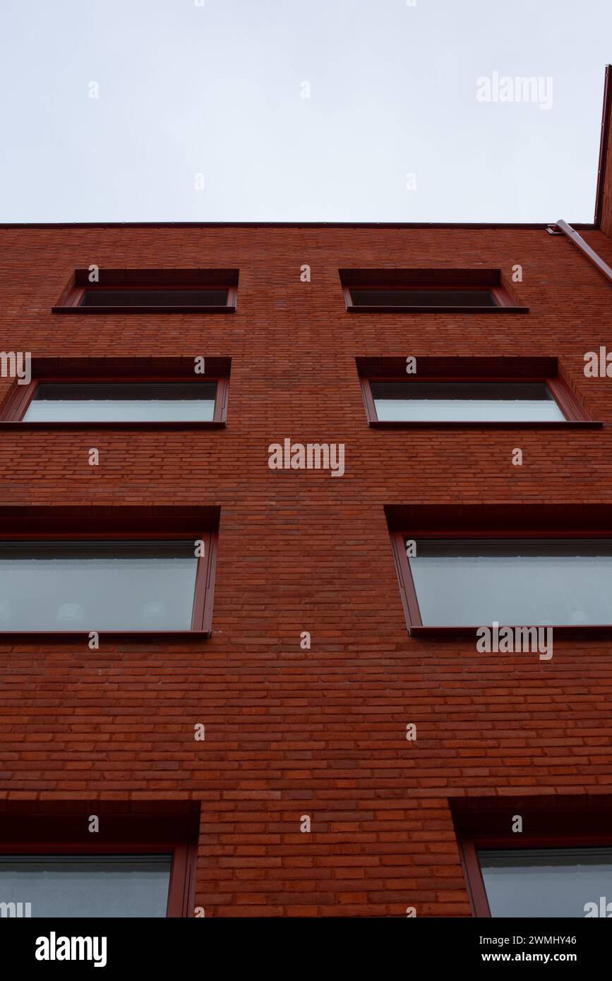 Red brick apartment building hi-res stock photography and images - Alamy