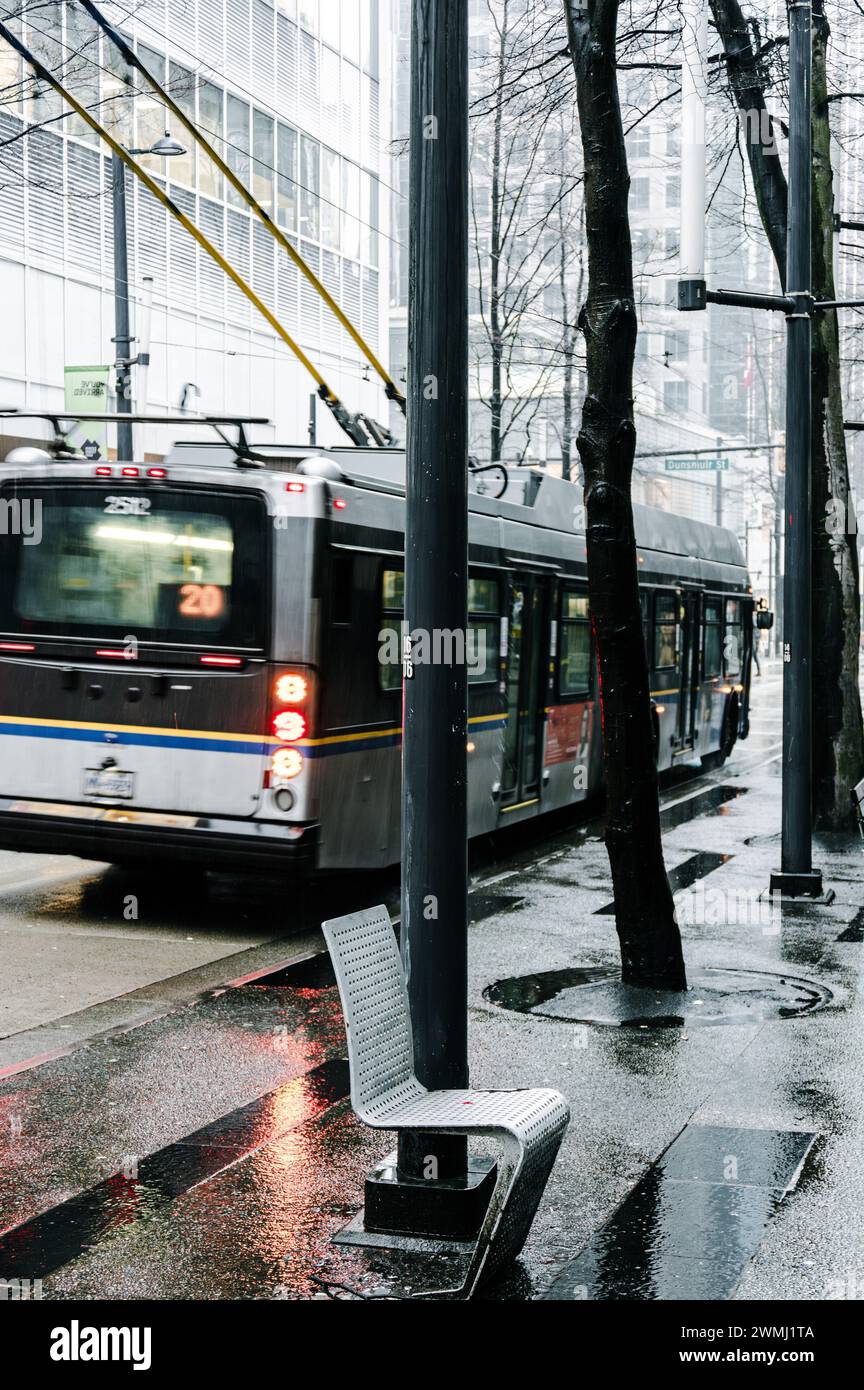 Bus stop rain hi-res stock photography and images - Alamy