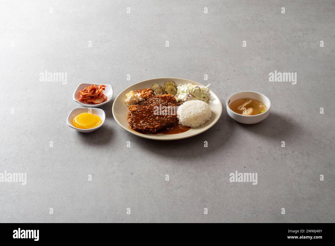 Steamed buns, meat dumplings, dumplings, kimchi, omurice, squid, rice ...