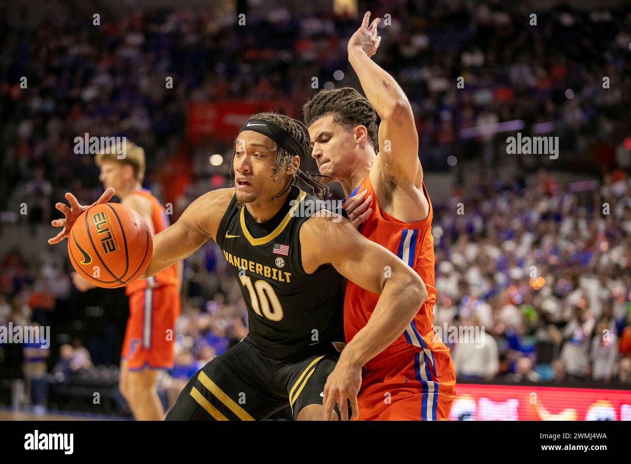 Vanderbilt guard Jordan Williams (10) drives against Florida guard ...
