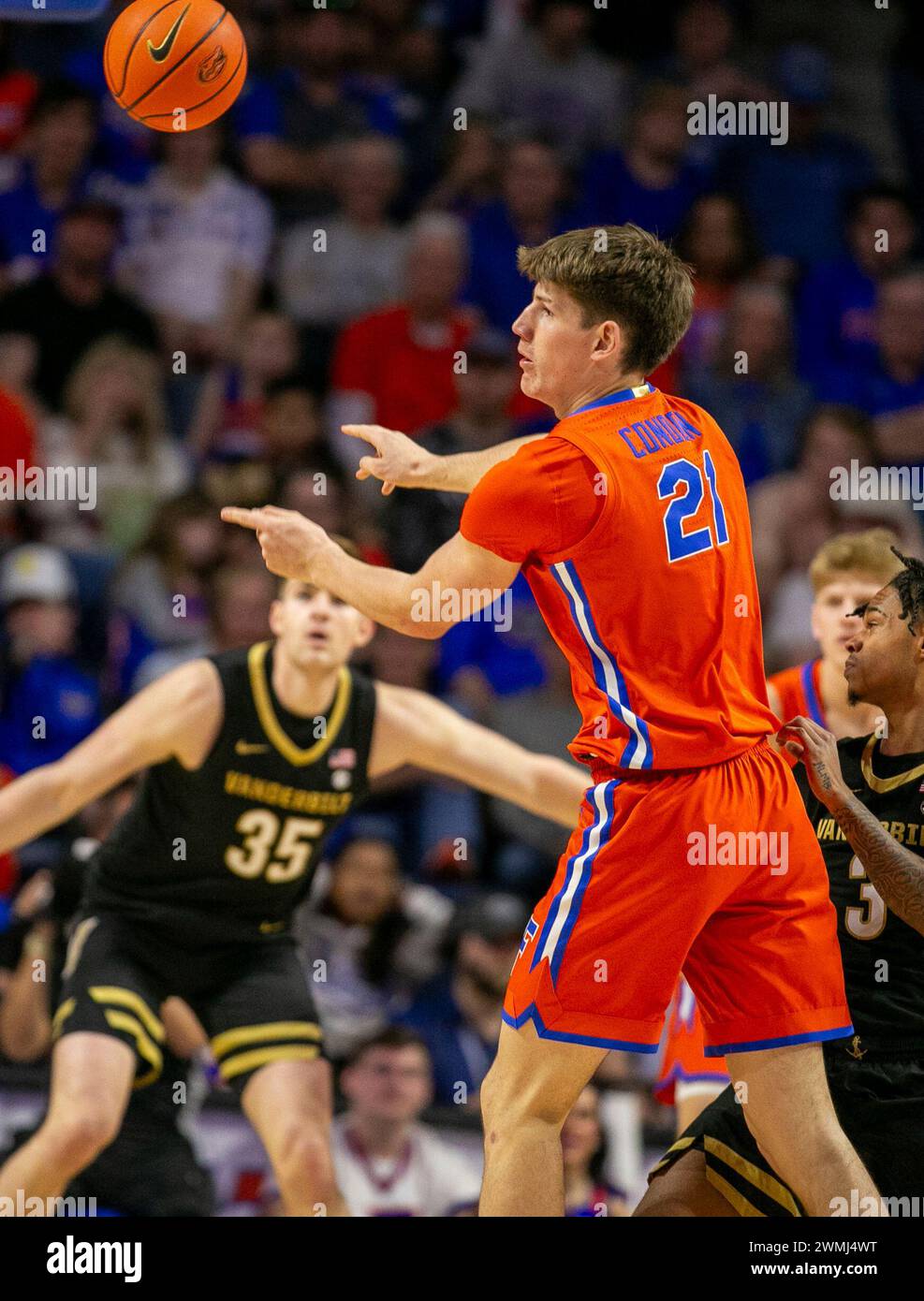 Florida forward Alex Condon (21) passes during the first half of an ...