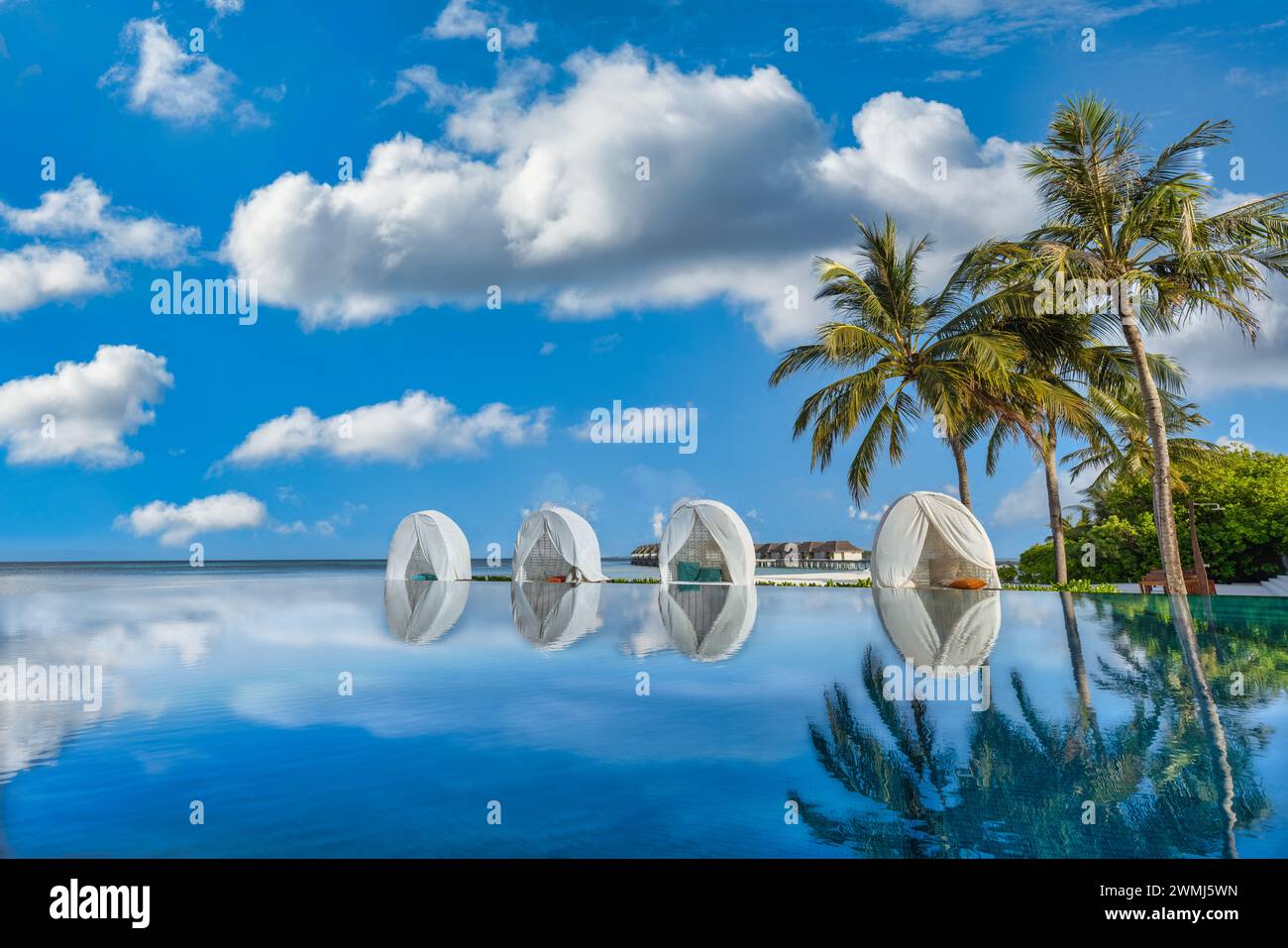Beachfront resort hi-res stock photography and images - Alamy