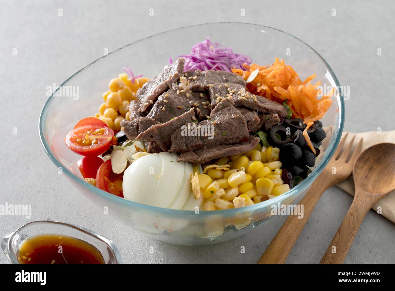 Korean food dish Shrimp, salad, anthracite, smoked duck, fan meat, beef ...