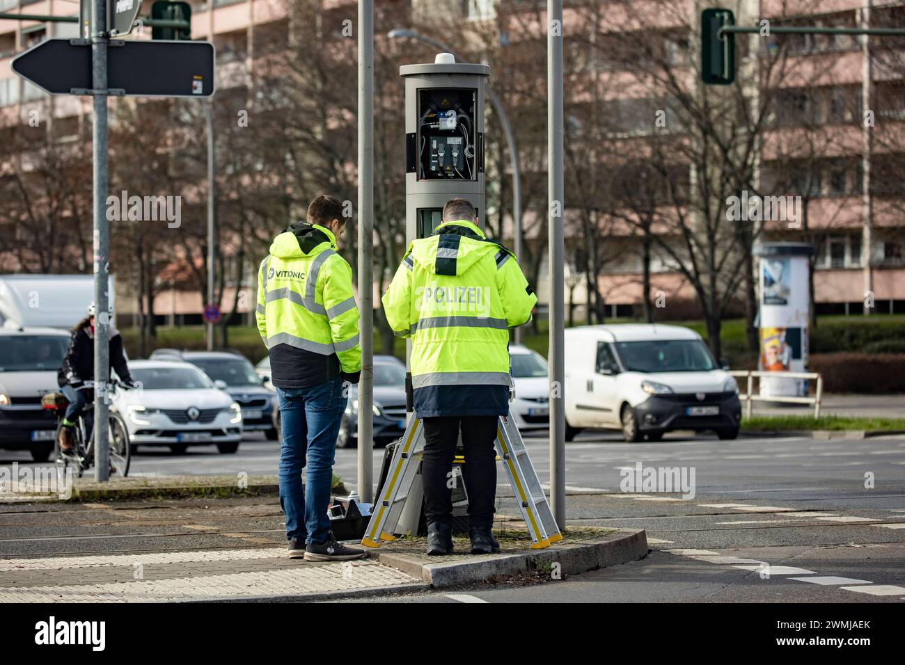 Polizisten reparieren und tarieren ein Blitzer in Berlin am 26. Februar ...