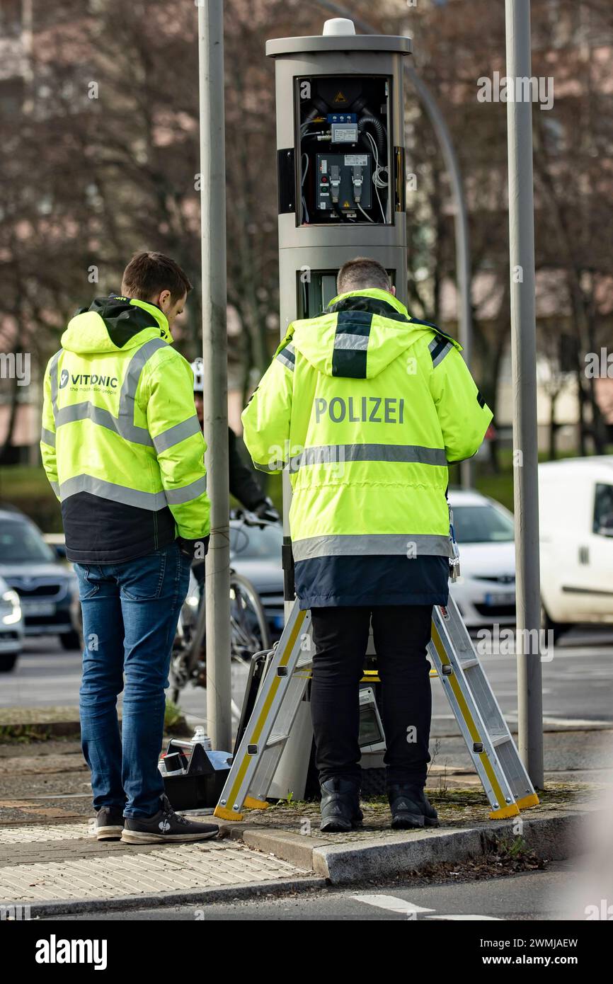 Polizisten reparieren und tarieren ein Blitzer in Berlin am 26. Februar ...