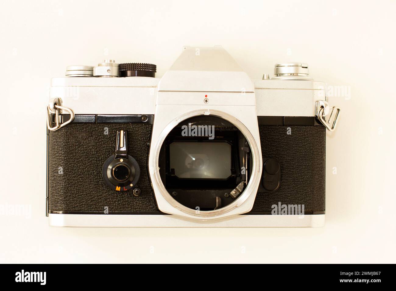 SPECTACULAR OLD REFLEX CAMERA ON A WHITE BACKGROUND WITH NEGATIVE SPACE ...