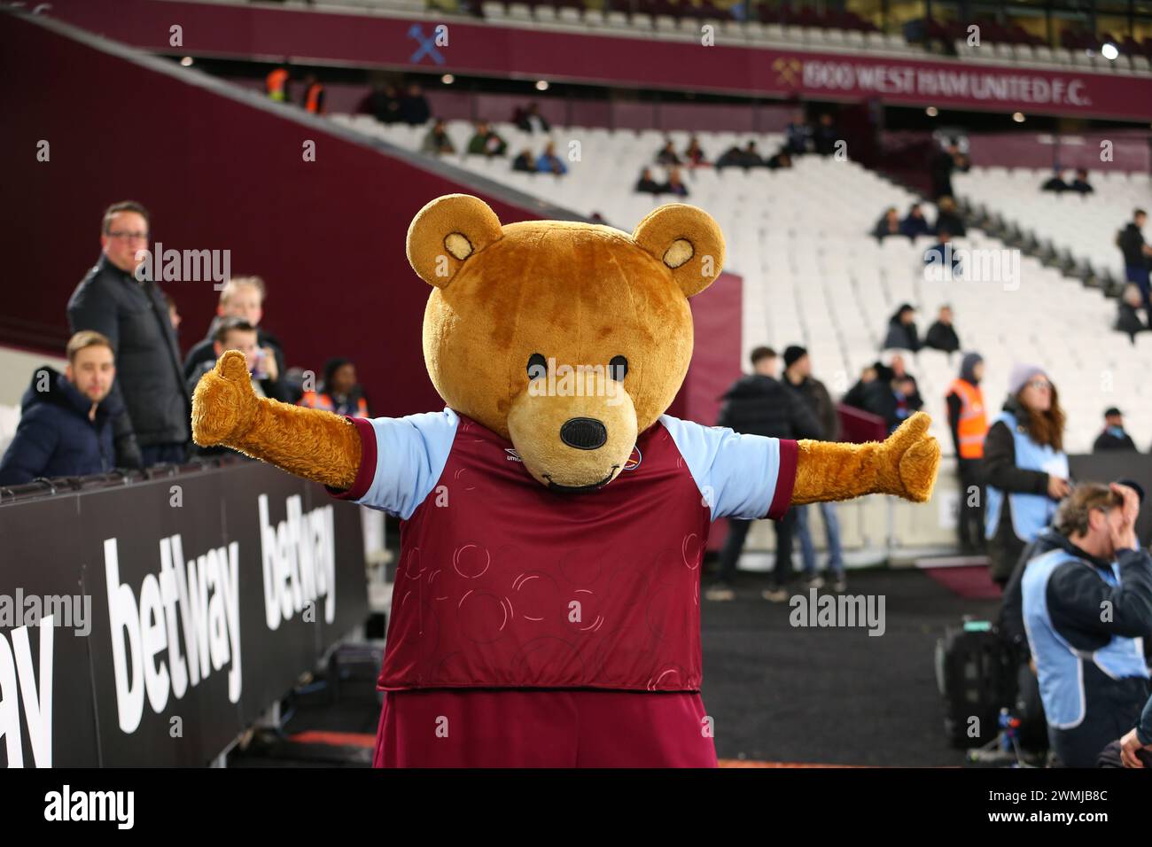 Mascot bubbles bear hi-res stock photography and images - Alamy