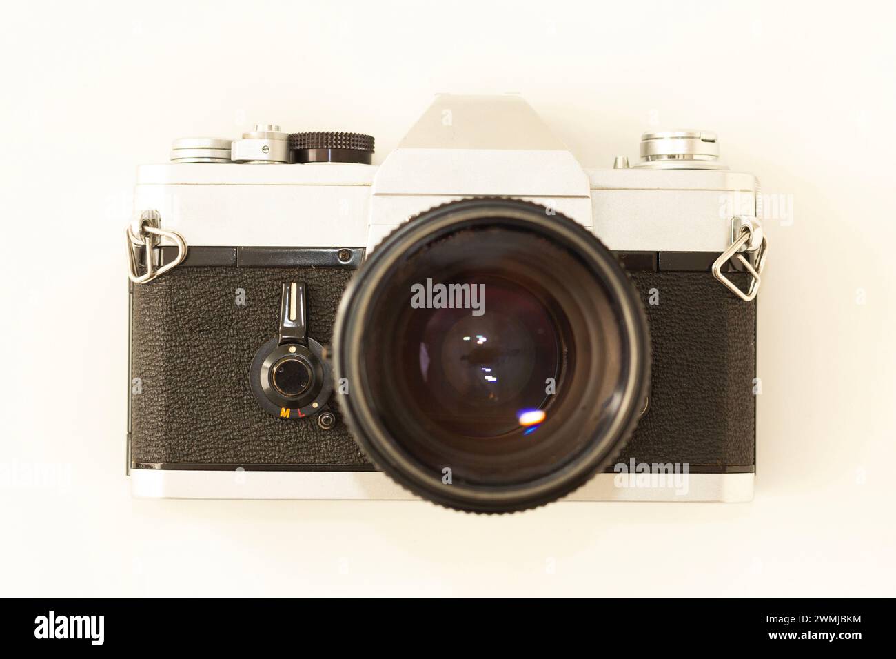 SPECTACULAR OLD REFLEX CAMERA ON A WHITE BACKGROUND WITH NEGATIVE SPACE ...