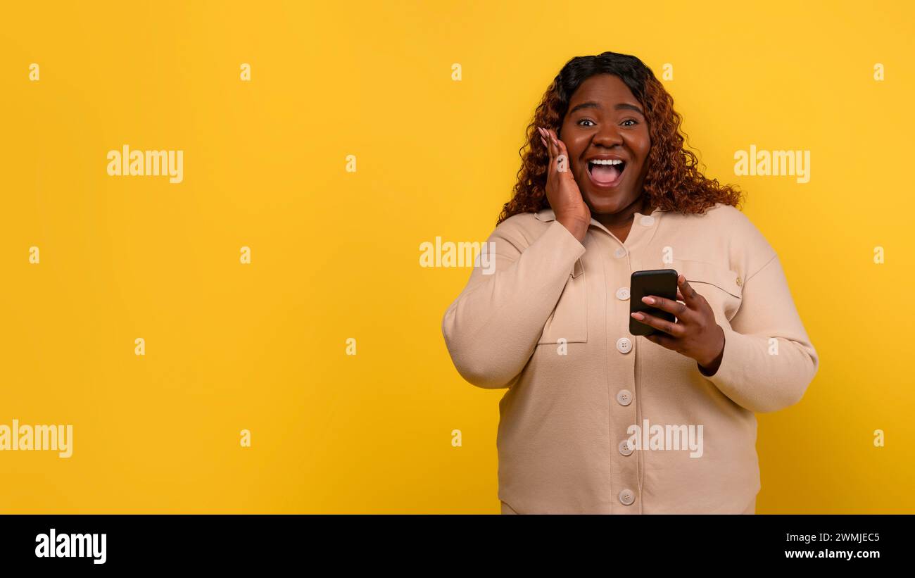 Black female using phone hi-res stock photography and images - Alamy