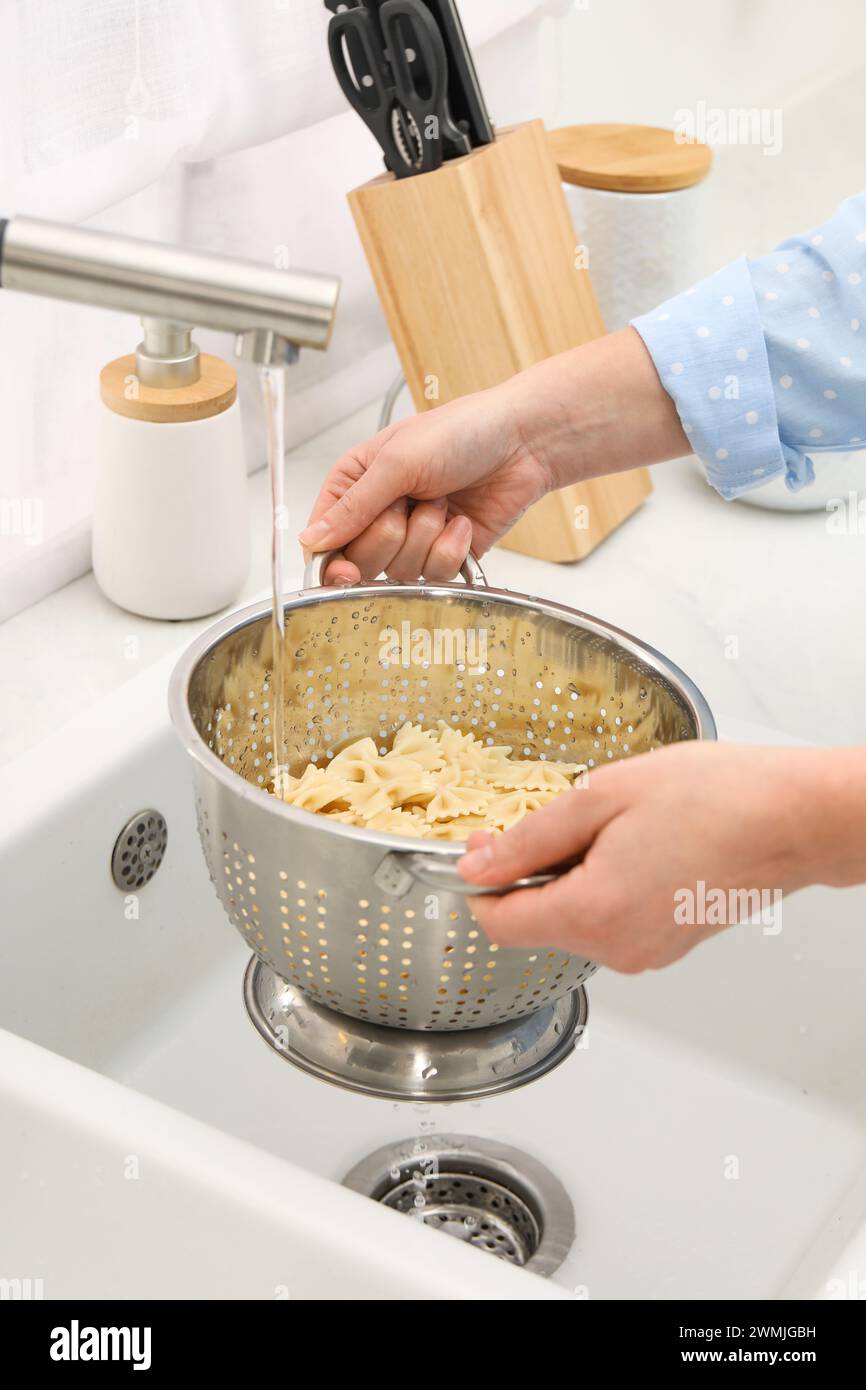 Rinsing pasta hi-res stock photography and images - Alamy