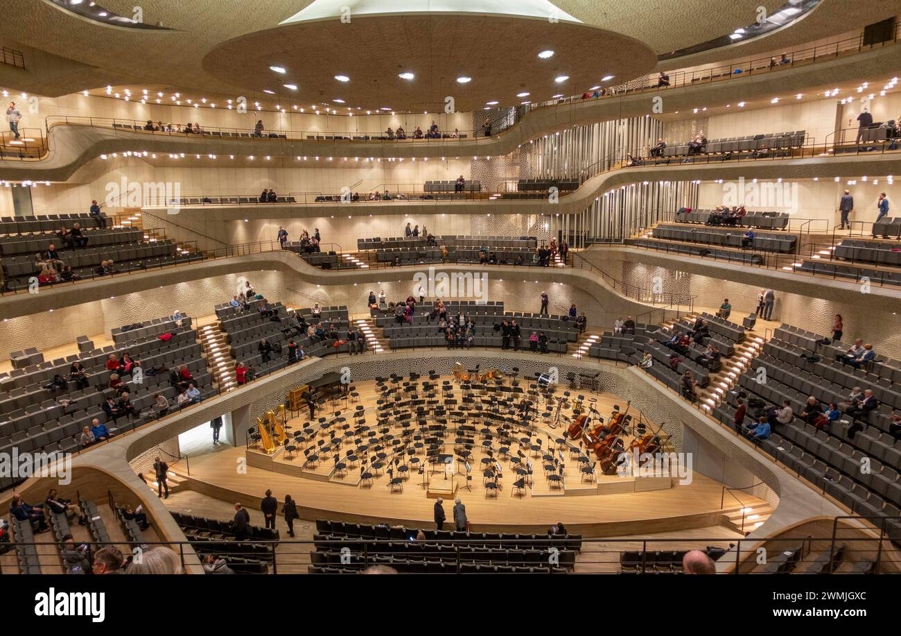 Konzert der Berliner Philharmoniker in der Elbphilharmonie in Hamburg ...