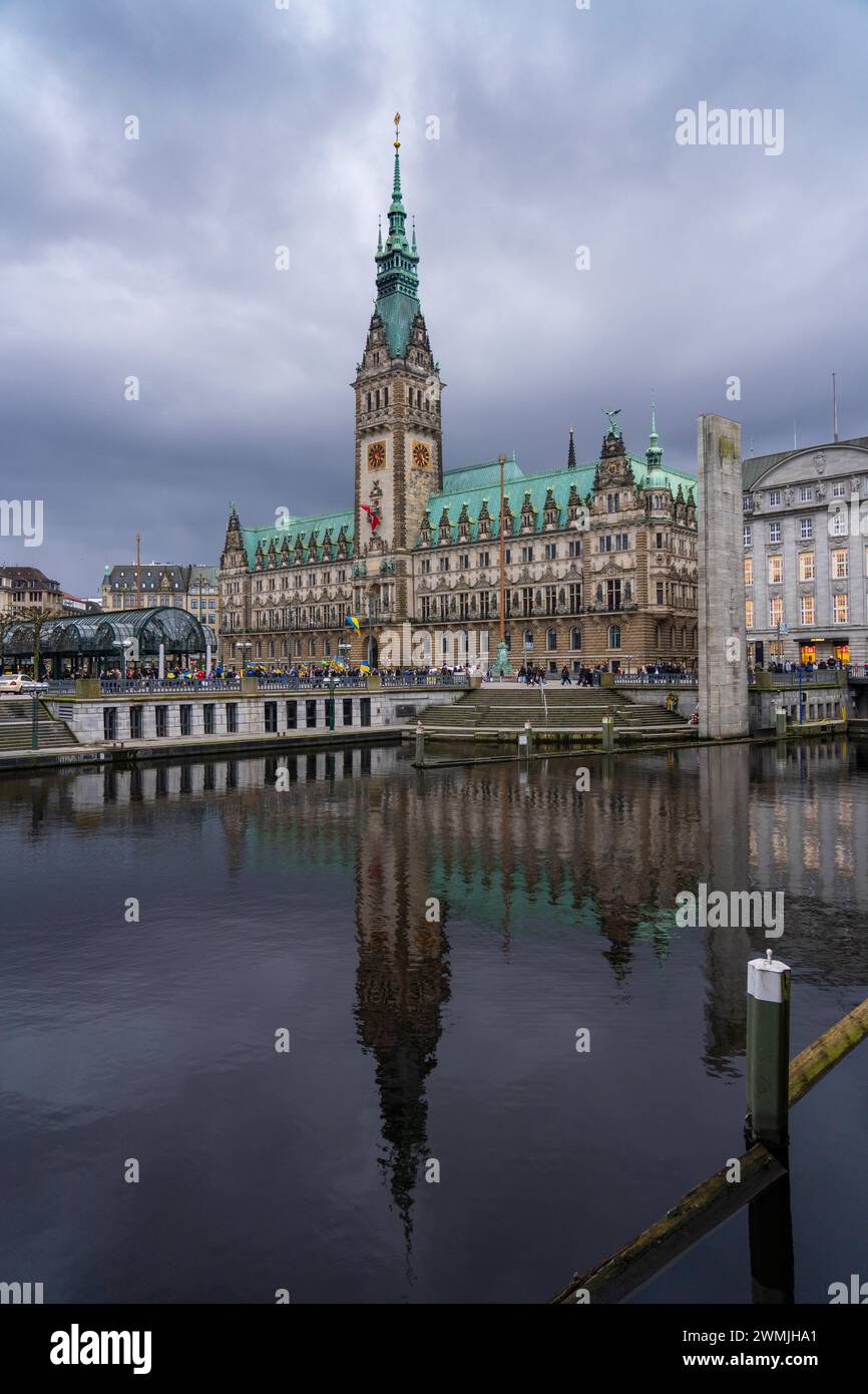 Das hamburger rathaus hi-res stock photography and images - Alamy