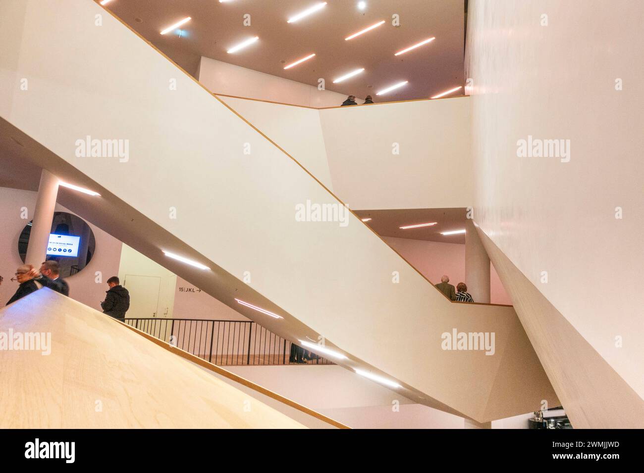 Treppen am Großen Saal in der Elbphilharmonie in Hamburg. *** Stairs at the Great Hall in the ...