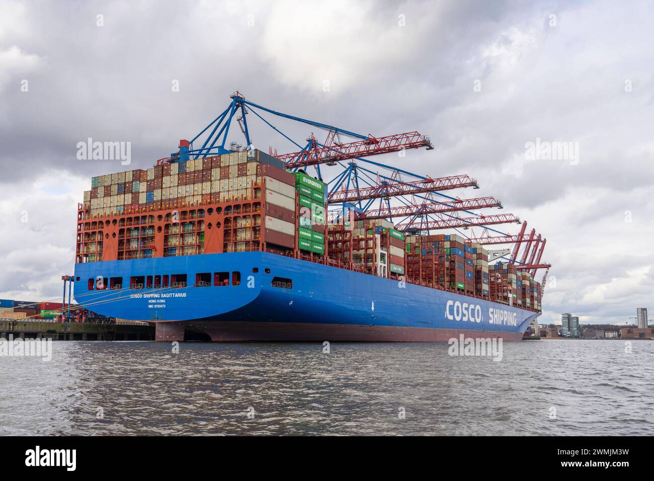 Cosco shipping containerschiff im hafen hi-res stock photography and ...