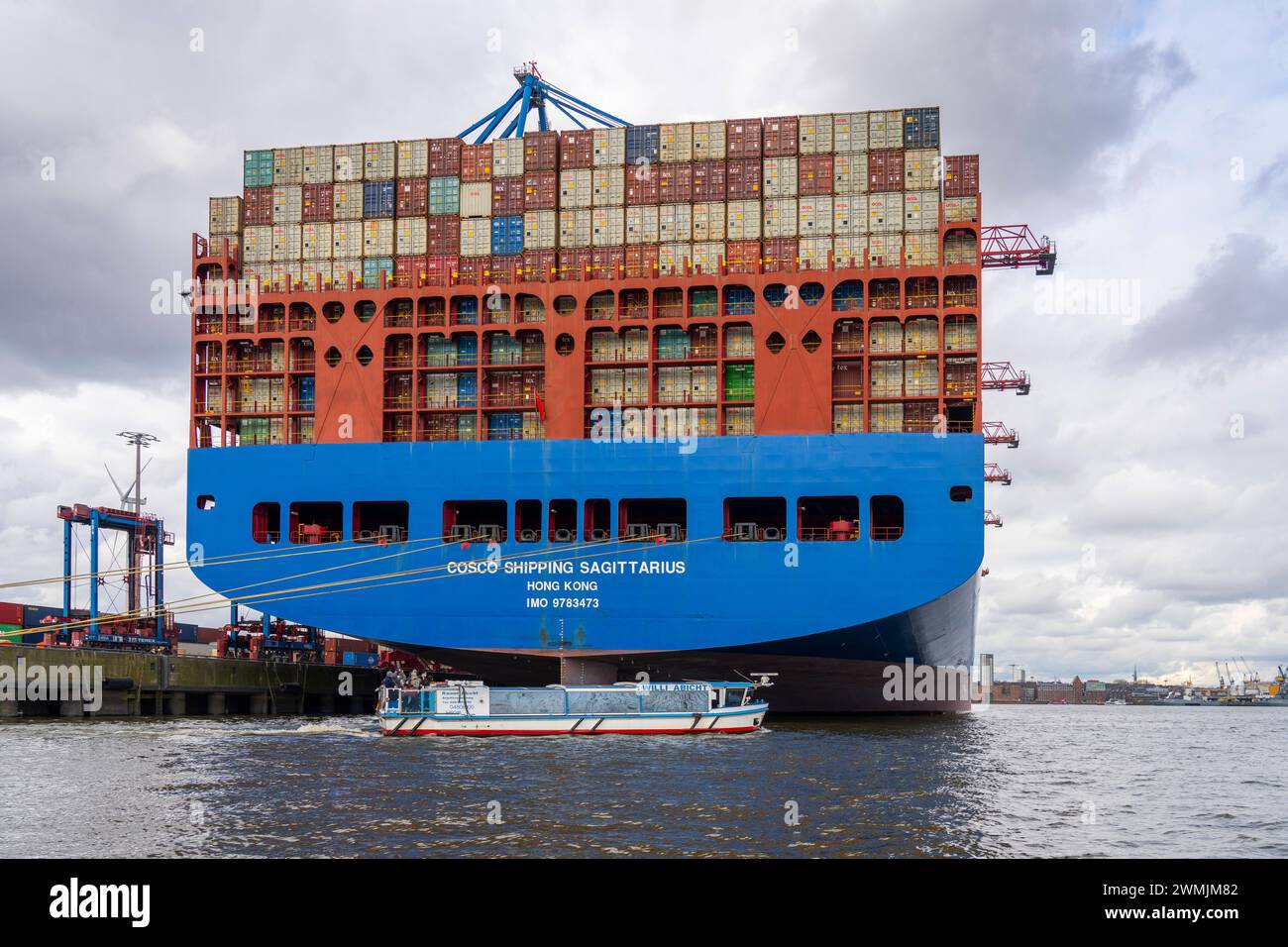Das 2028 gebaute unter der Flagge von Hong Kong fahrende ...
